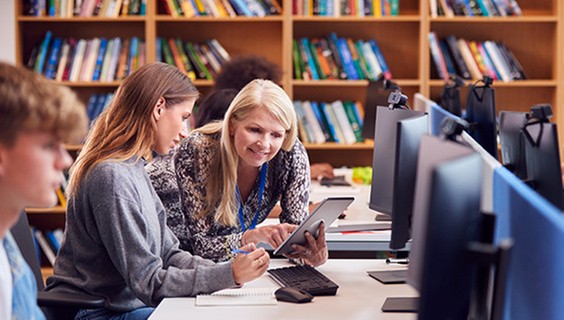Evolving roles of academic librarians adapting to change and new technologies