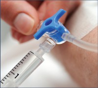 Medicatie toedienen bij een perifeer infuus via een driewegkraantje ...