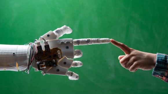 Sense of agency and mind perception in human-machine interaction